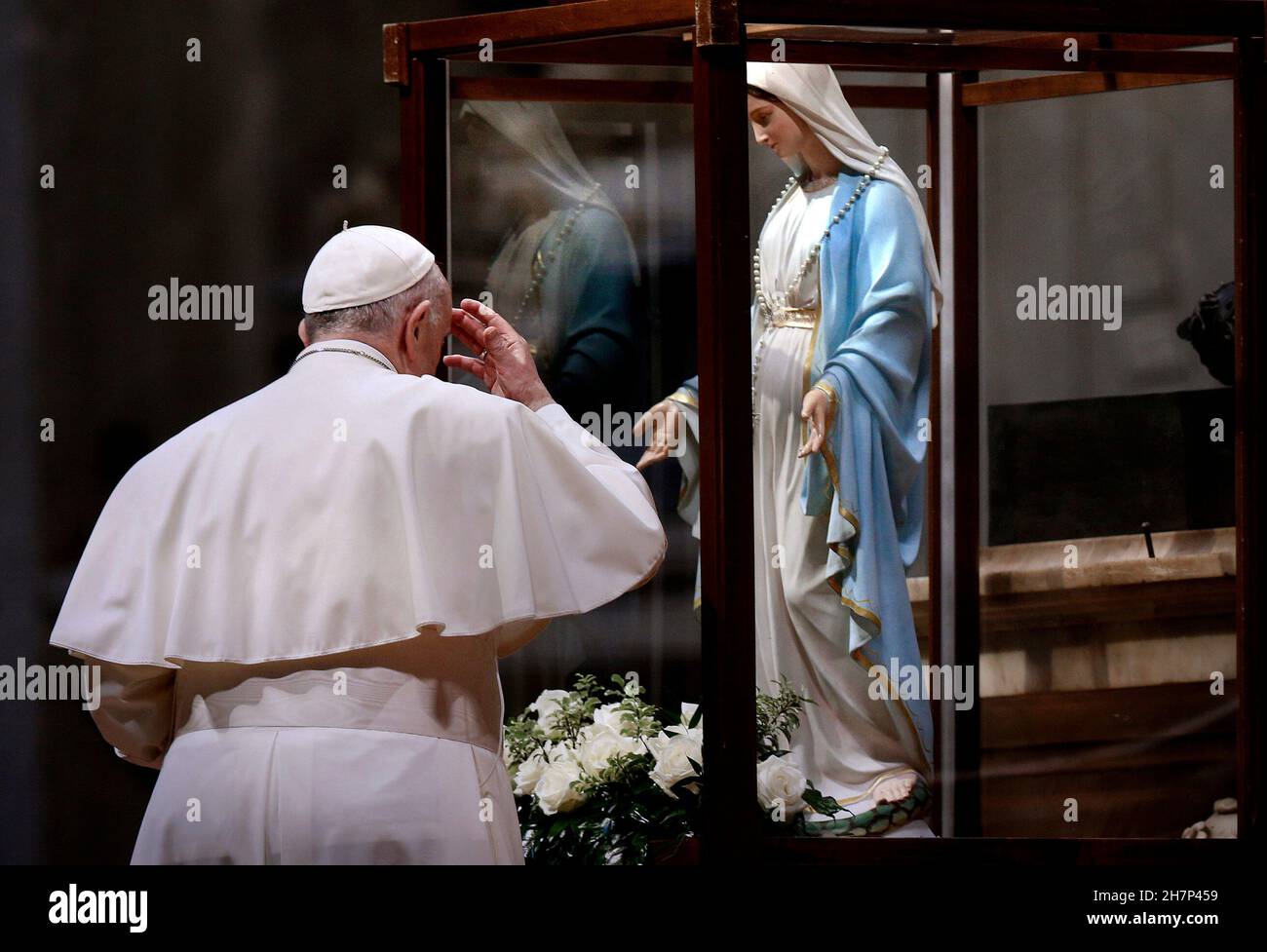 Vatican City, Vatikanstadt. 24th Nov, 2021. Pope Francis reverences a ...