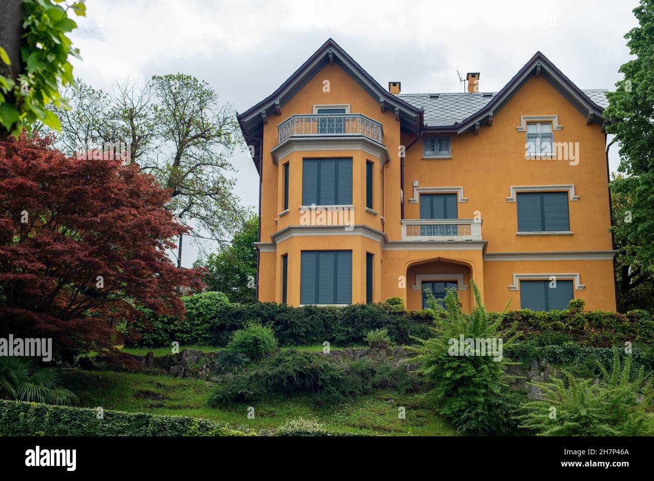 Outside mansion house city hi-res stock photography and images - Alamy