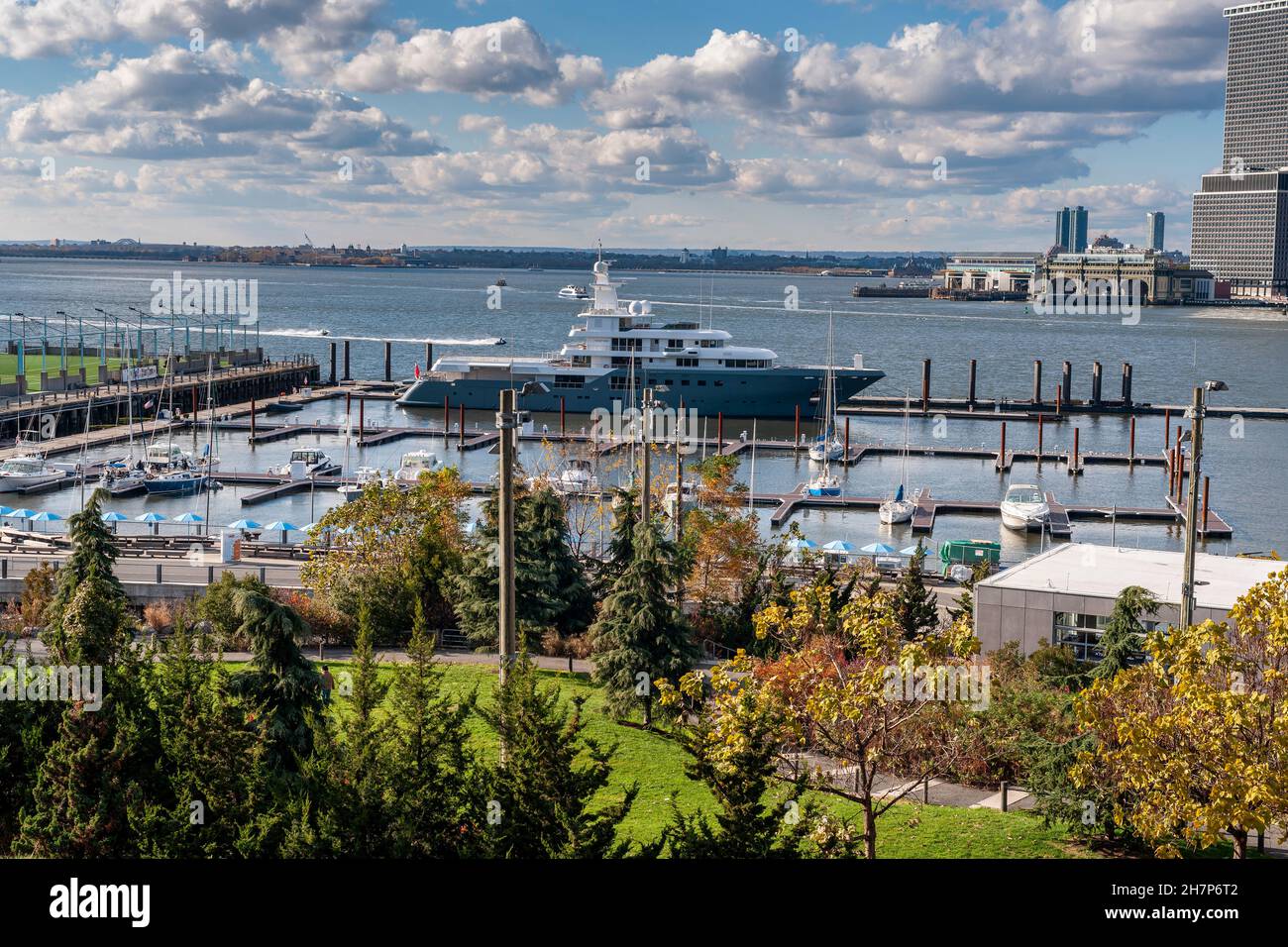 Marina brooklyn bridge park hi-res stock photography and images - Alamy