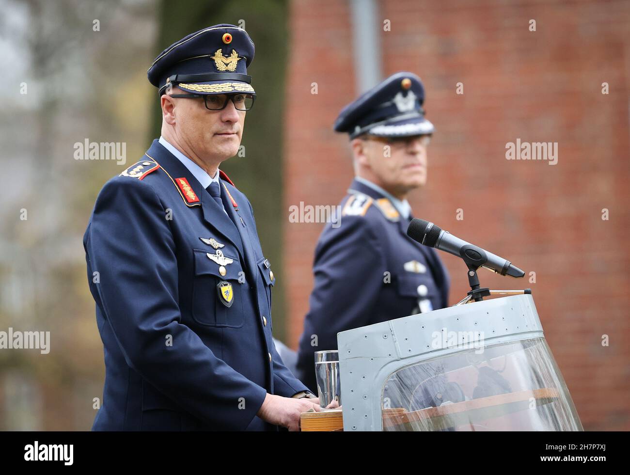 Appen, Germany. 24th Nov, 2021. Ingo Gerhartz (l), Lieutenant General ...