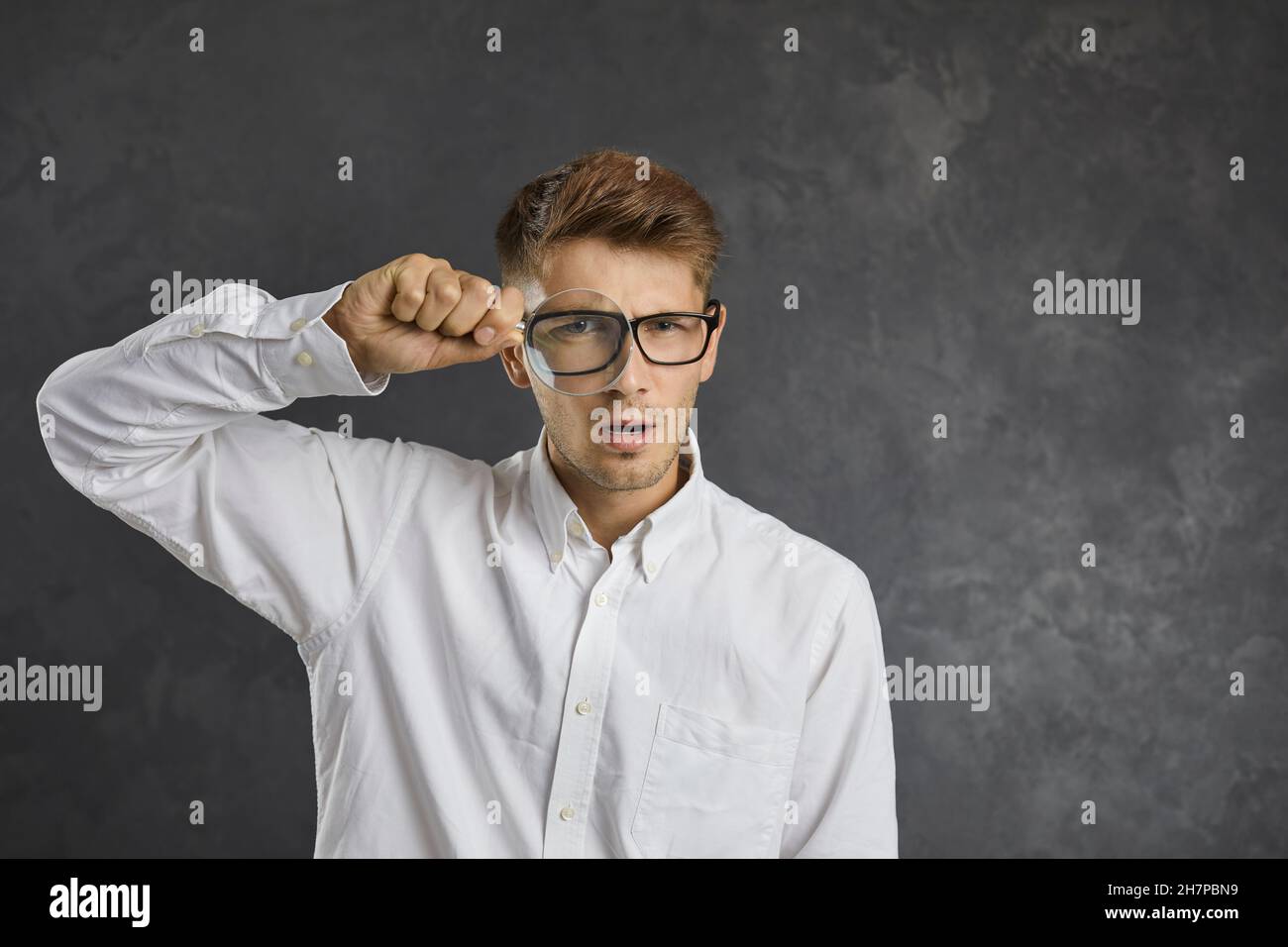 Magnifying lens hi-res stock photography and images - Alamy