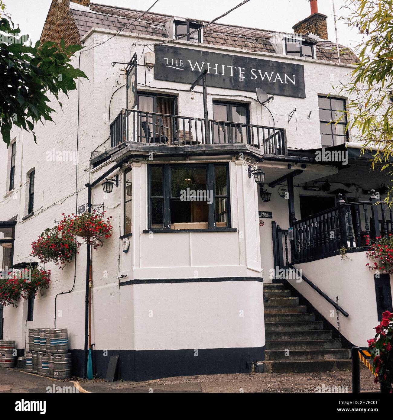 White swan [pub richmond hi-res stock photography and images - Alamy