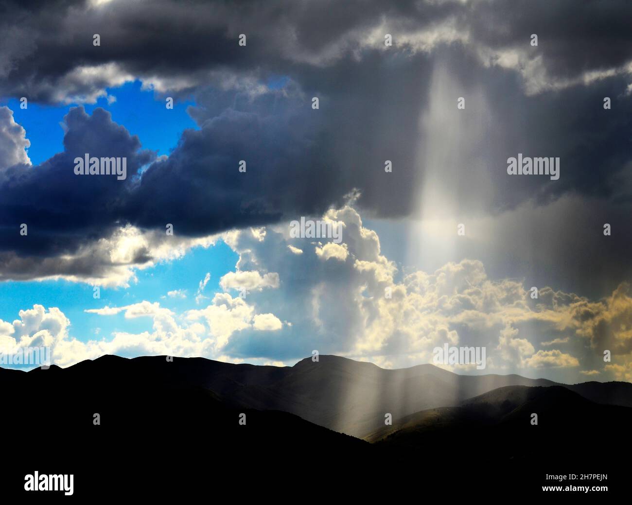 Sun rays in clouds hi-res stock photography and images - Alamy