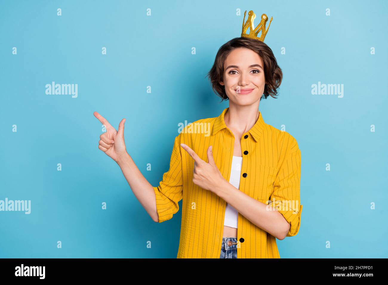 Photo of promoter prom queen lady direct fingers empty space wear crown ...