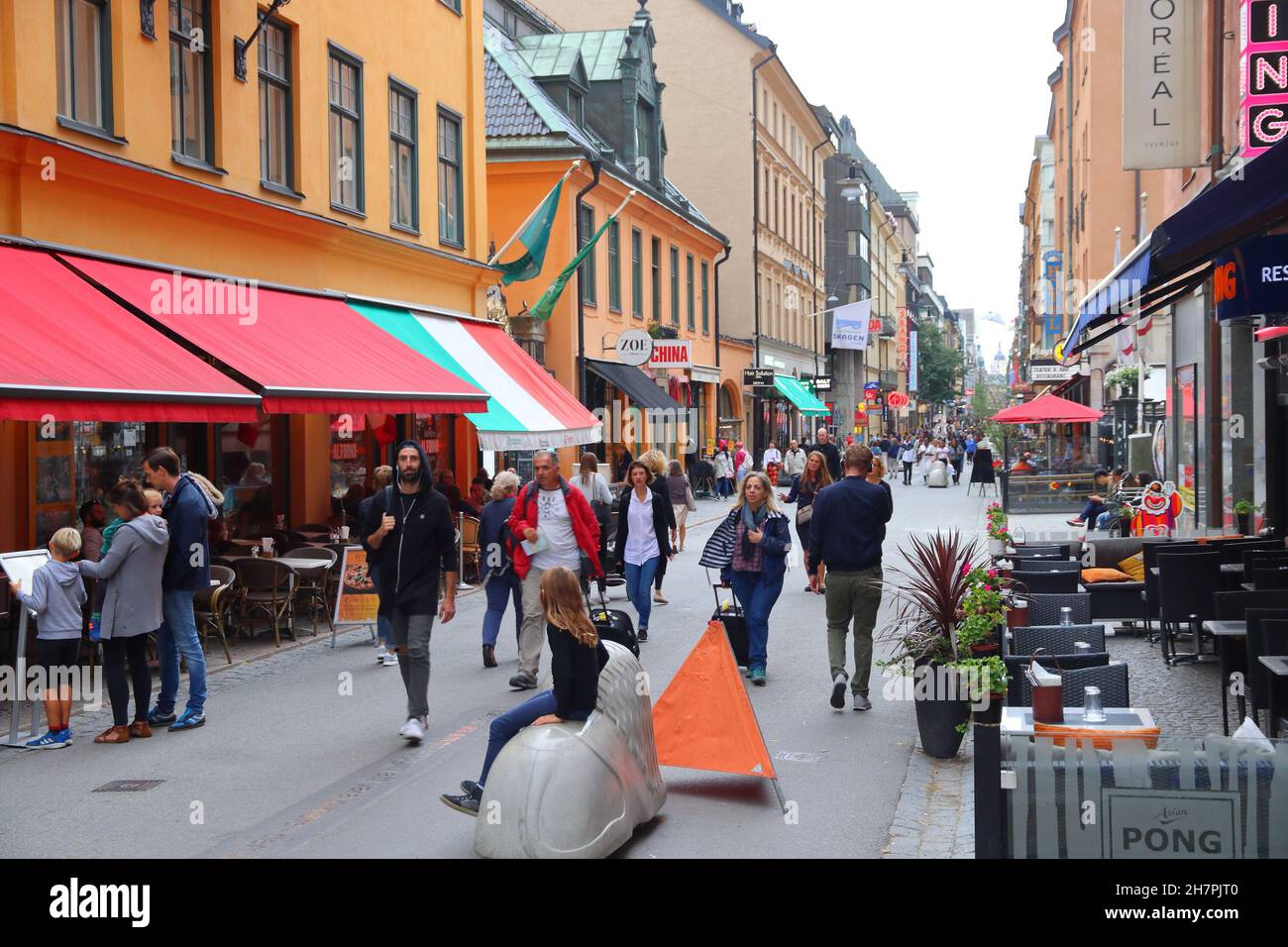 STOCKHOLM, SWEDEN - AUGUST 22, 2018: People visit Drottninggatan ...