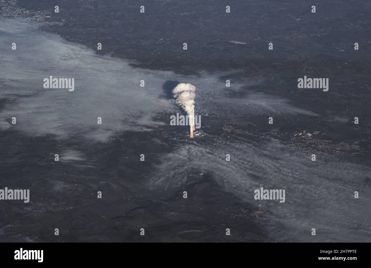 Factory spewing smoke hi-res stock photography and images - Alamy