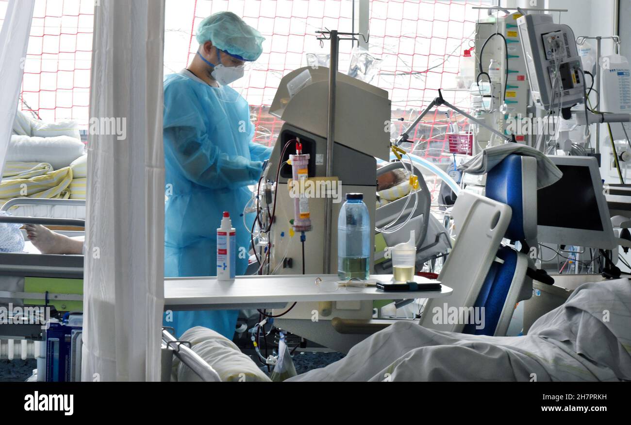 Leipzig, Germany. 08th Nov, 2021. A nurse cares for a patient in the ...