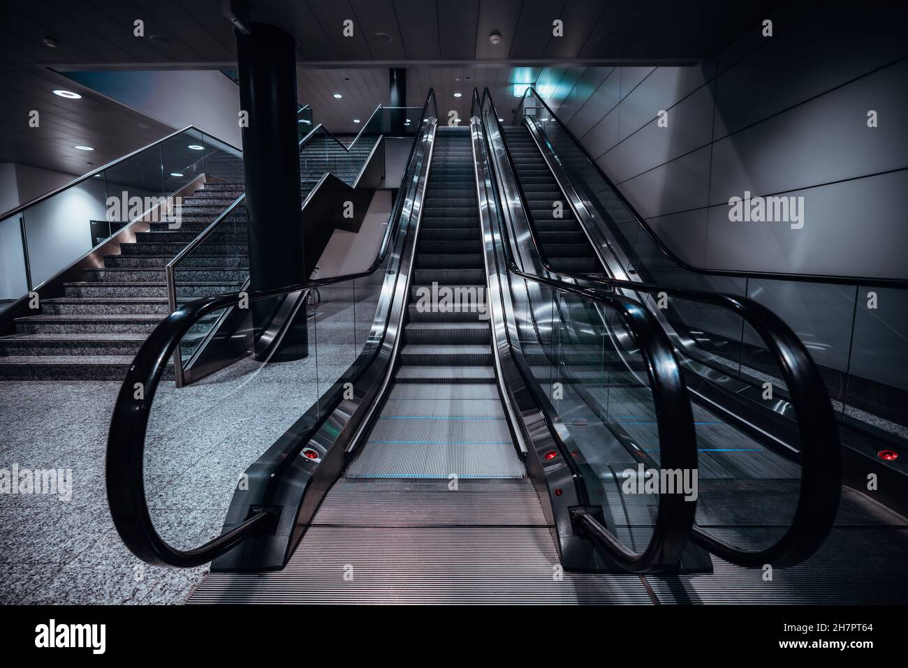 Double escalator in a shopping mall hi-res stock photography and images ...
