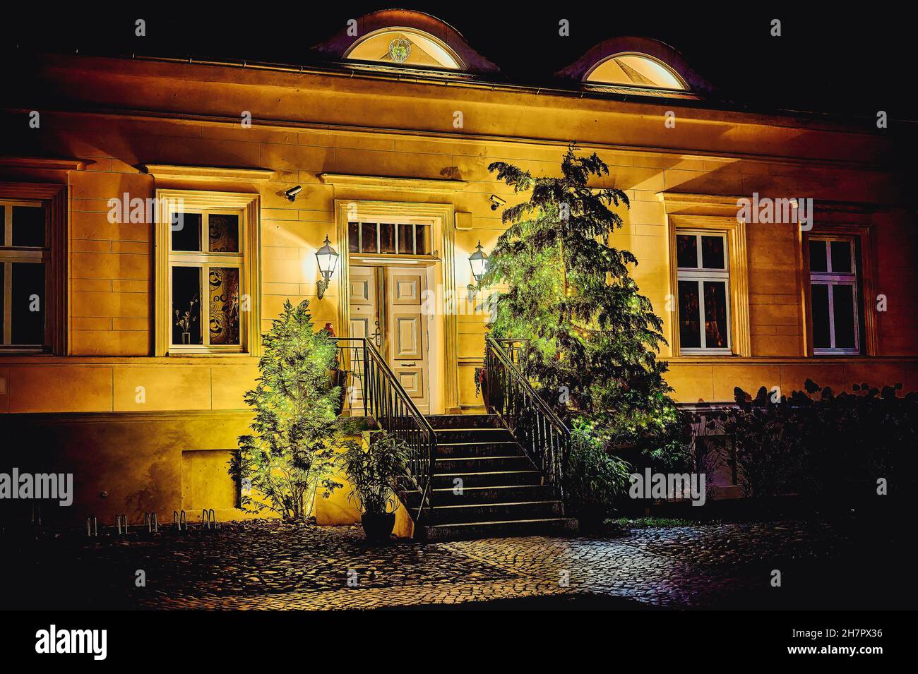 Old mansion house night time hi-res stock photography and images - Alamy