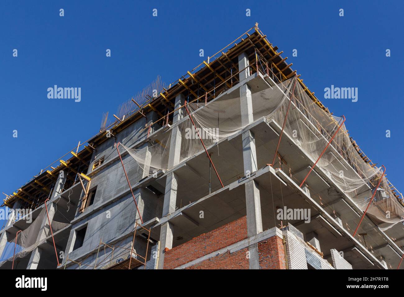 Finishing the facade of an apartment building under construction ...