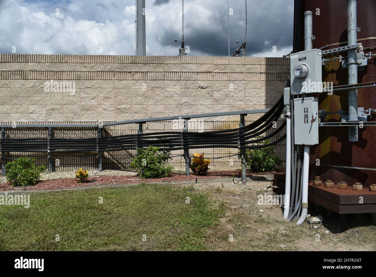 Cell tower cables hi-res stock photography and images - Alamy