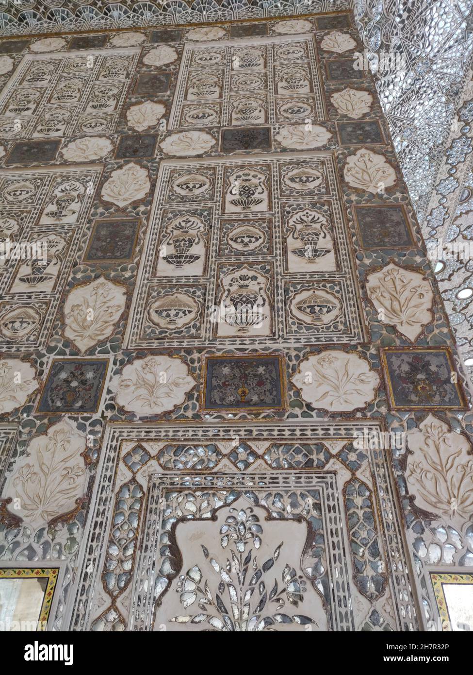 Intricate pattern n the Sheesh Mahal ( Mirror Palace ) Amber Fort near ...