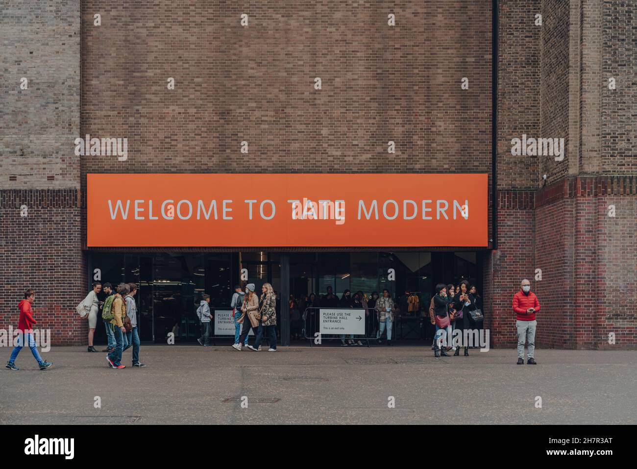 Welcome to the tate modern hi-res stock photography and images - Alamy