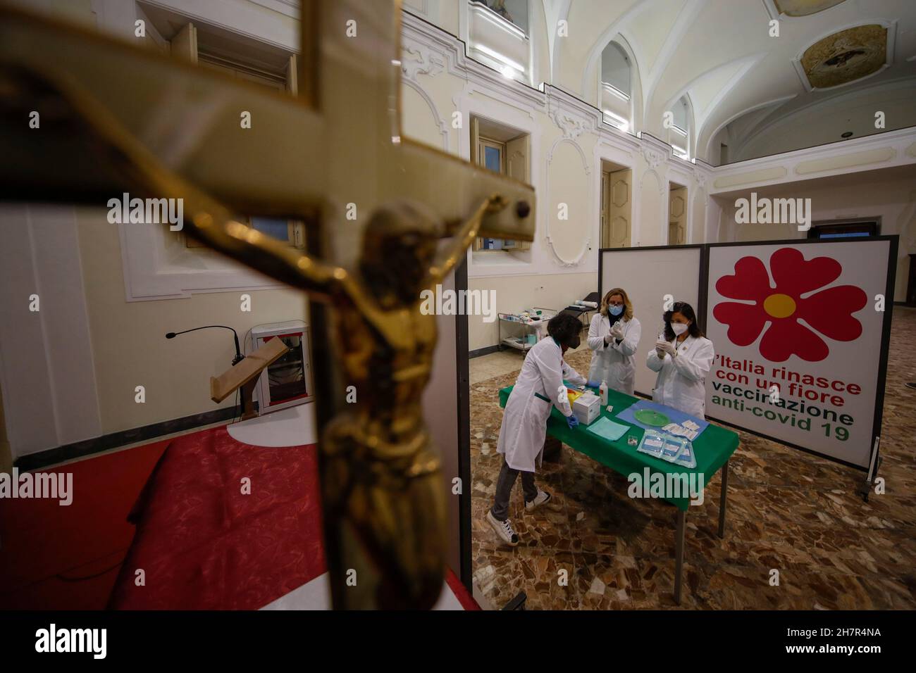 Naples, Italy. 24th Nov, 2021. Health workers prepare doses of Pfizer ...