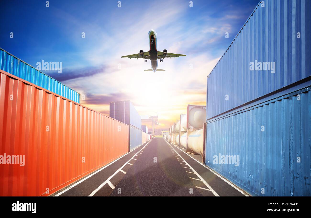 Airplane cargo containers hi-res stock photography and images - Alamy