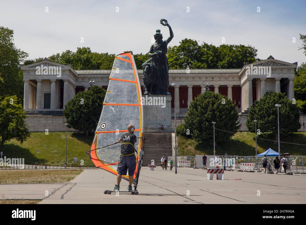 Windskater in action on Theresienwiese in front of Bavaria statue and ...