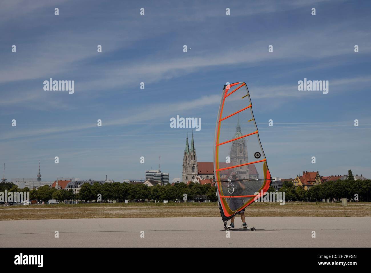 Windskater in action on Theresienwiese in front of St.Paul's Cathedral ...