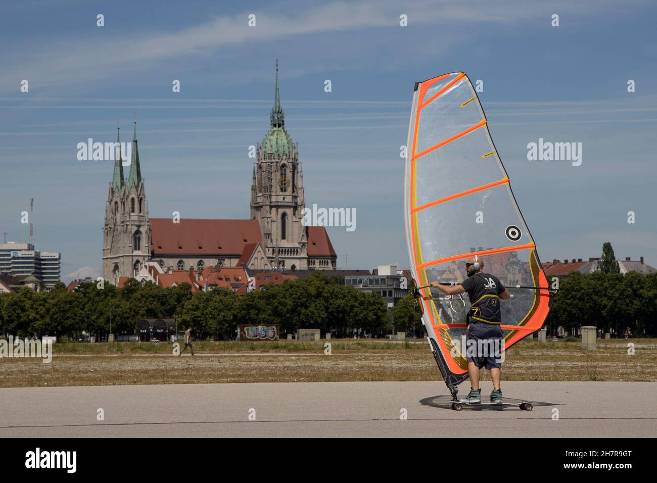 Windskater in action on Theresienwiese in front of St.Paul's Cathedral ...