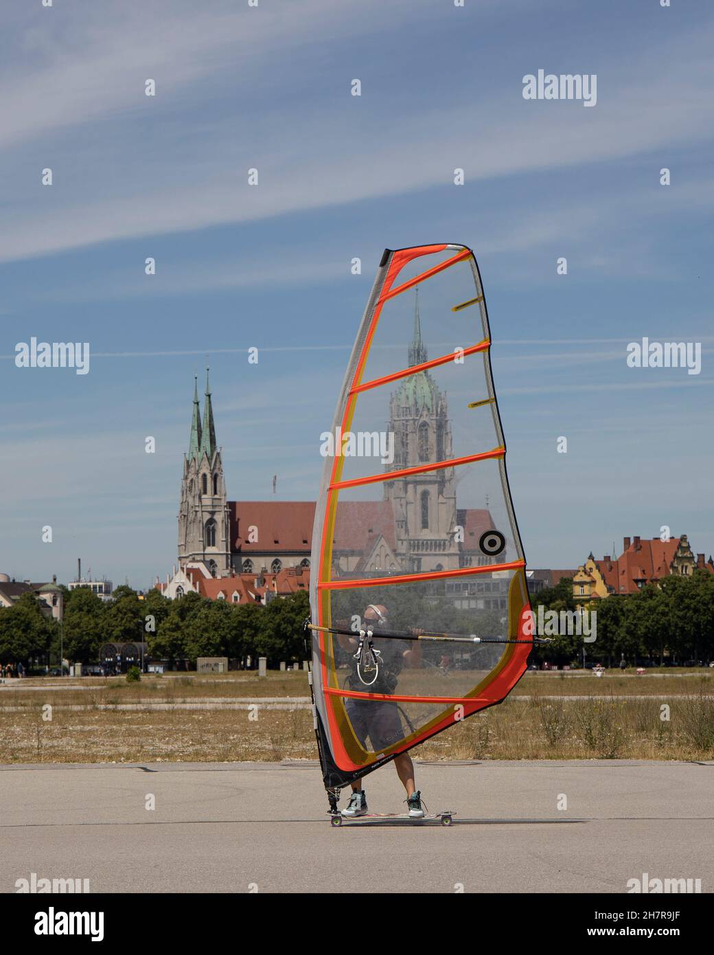 Windskater in action on Theresienwiese in front of St.Paul's Cathedral ...