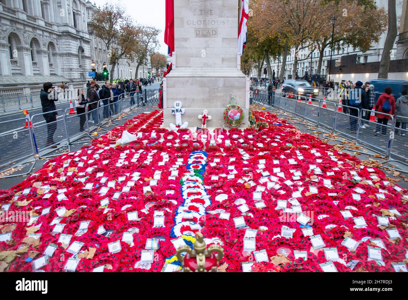 The cenotaph remembrance sunday hi-res stock photography and images - Alamy