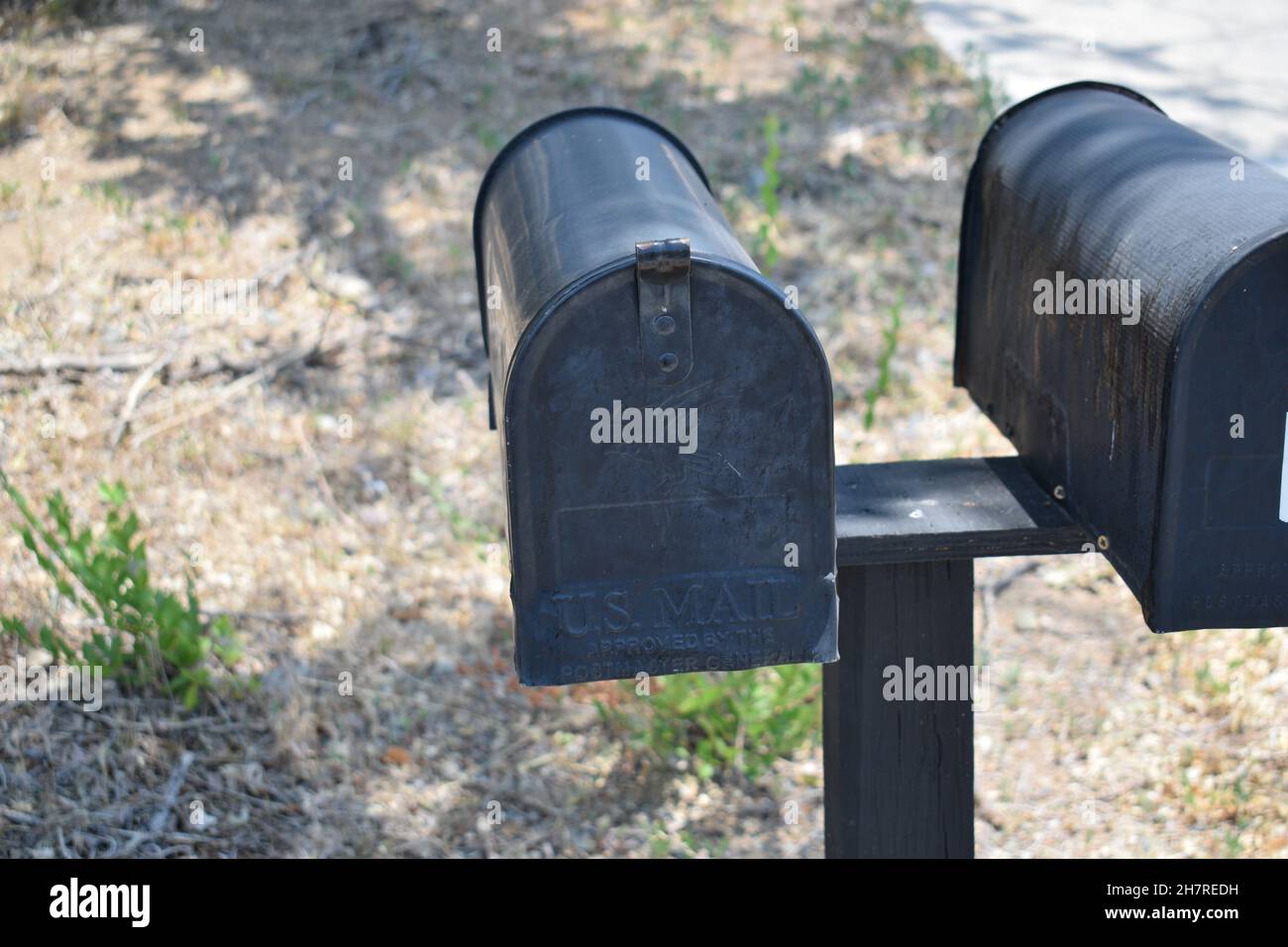 Front of standard black mailbox Stock Photo - Alamy