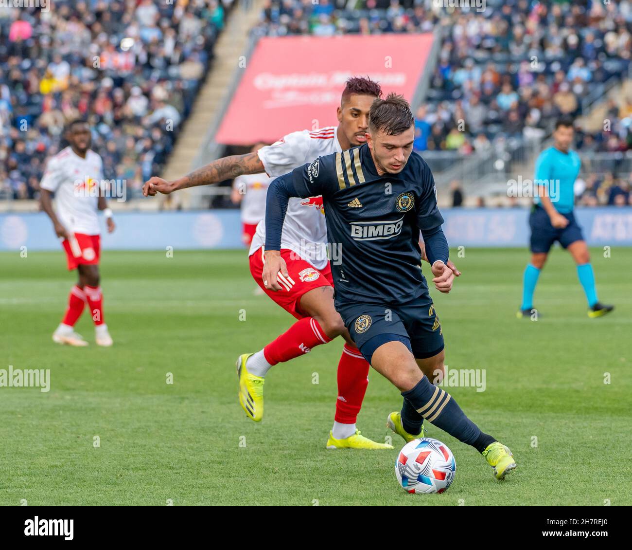 Soccer players in action hi-res stock photography and images - Alamy