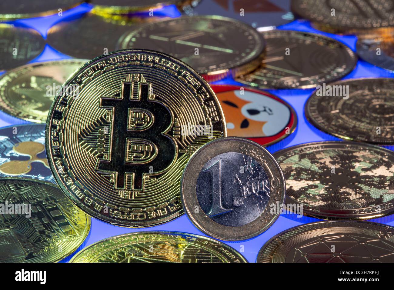 Cryptocurrency symbol hi-res stock photography and images - Alamy