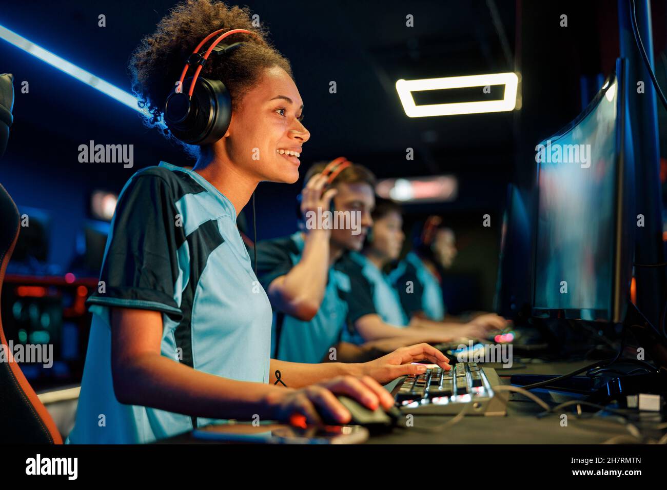 Woman gamer hi-res stock photography and images - Alamy