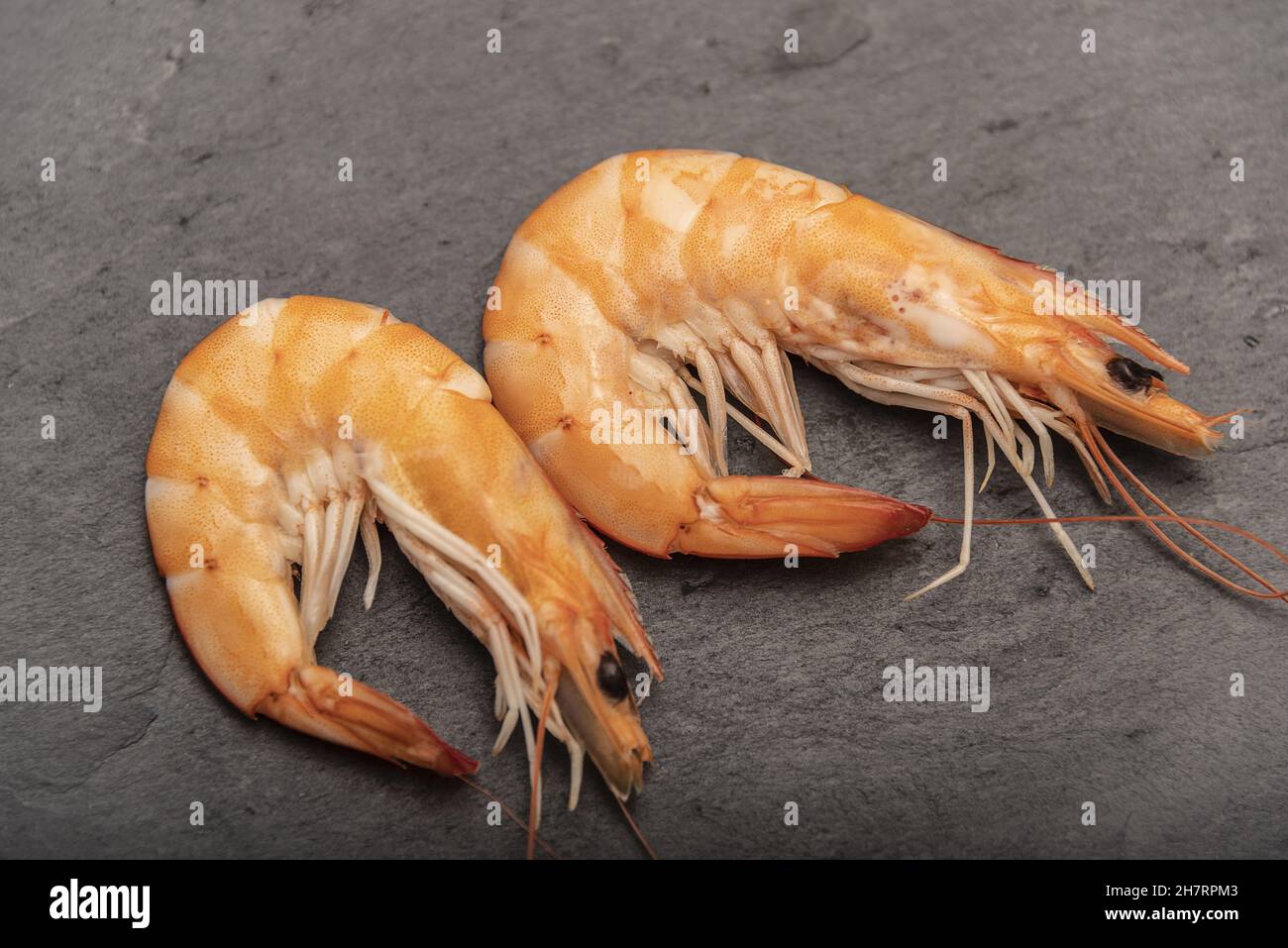 Roasted tails of shrimps with fresh rosemary and lemon Stock Photo - Alamy