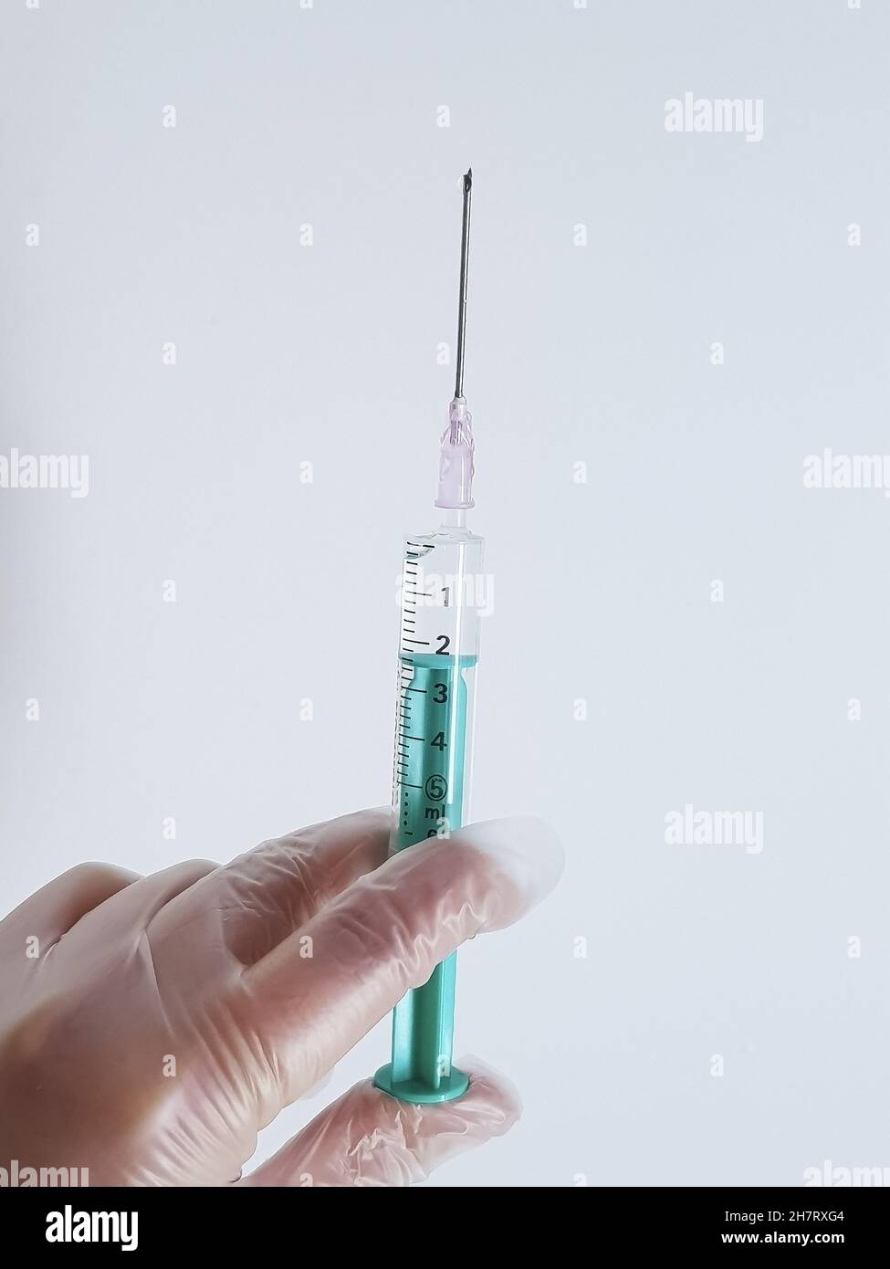 Doctor liquid in syringe hi-res stock photography and images - Alamy