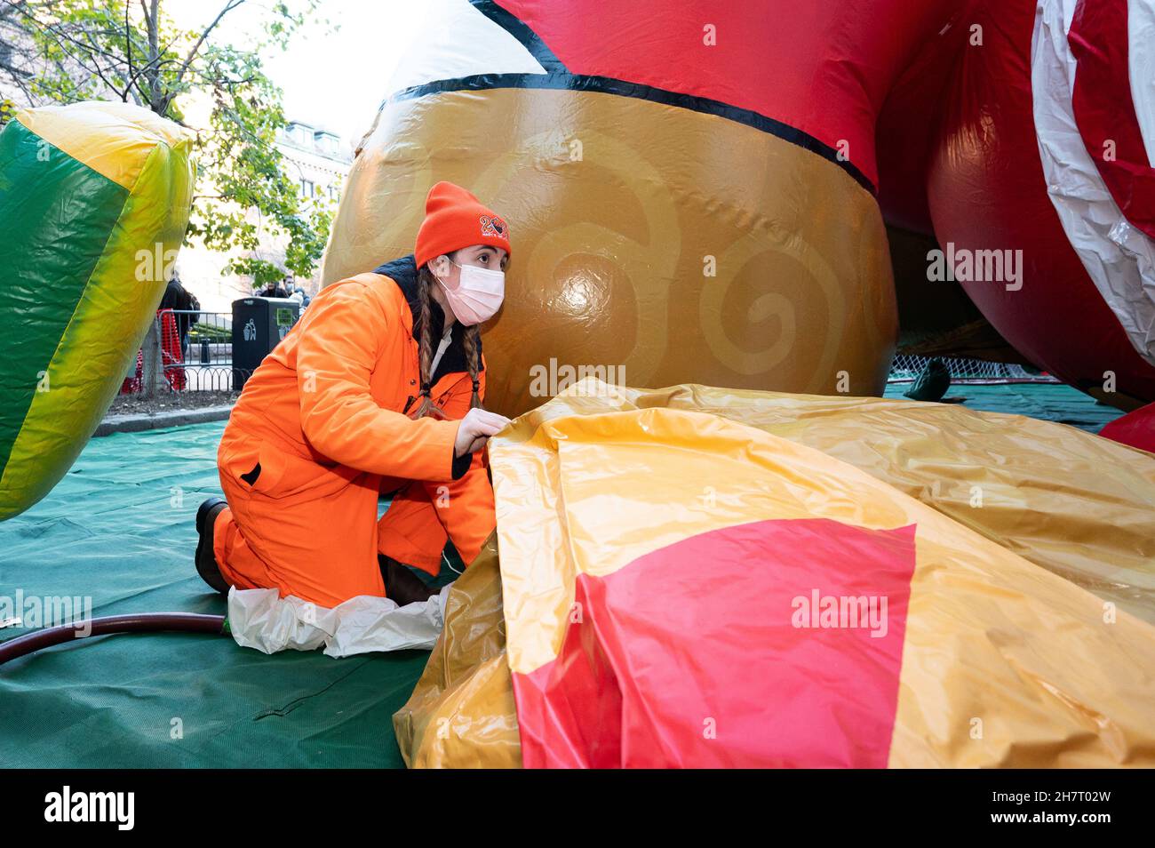 November 24, 2021 - New York, NY, United States: Pumping helium into a ...