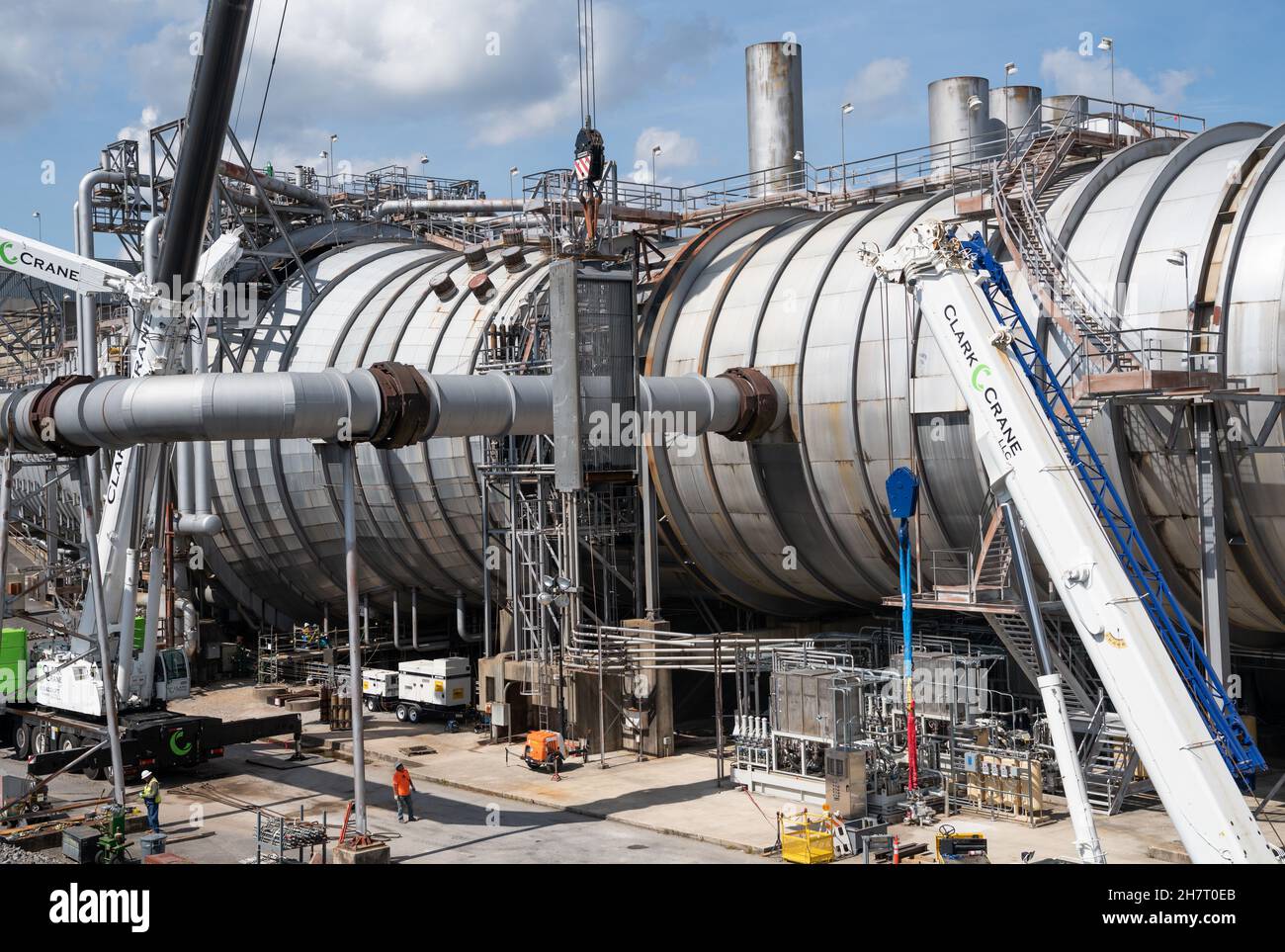 A heat exchanger is lifted and lowered into exhaust cooler 1 of the ...