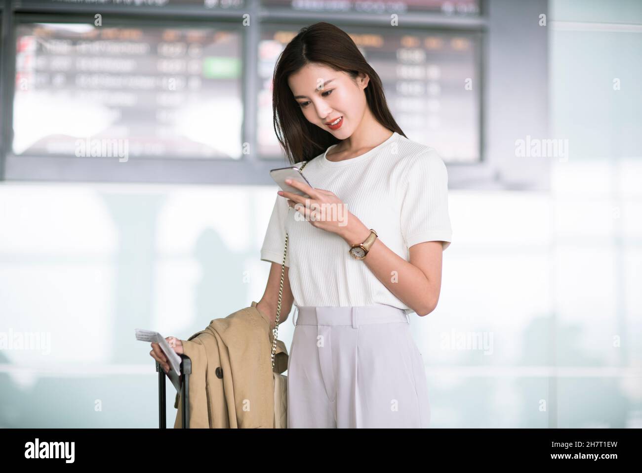Woman smart phone in airport hi-res stock photography and images - Alamy