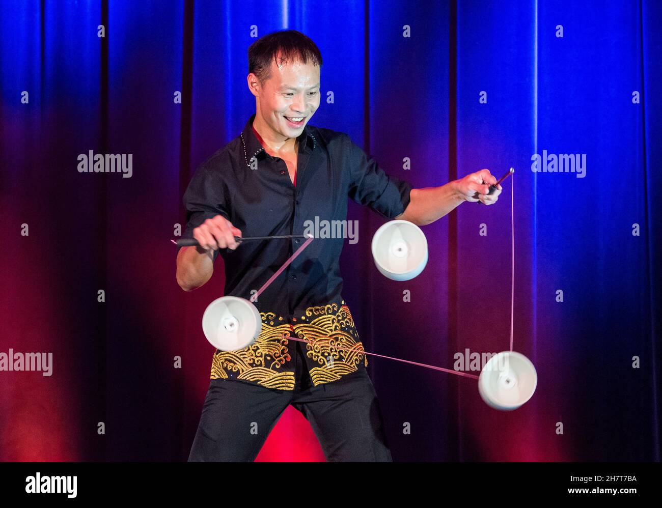 Hamburg, Germany. 22nd Nov, 2021. Diabolo artist Chu Chuan-Ho performs ...