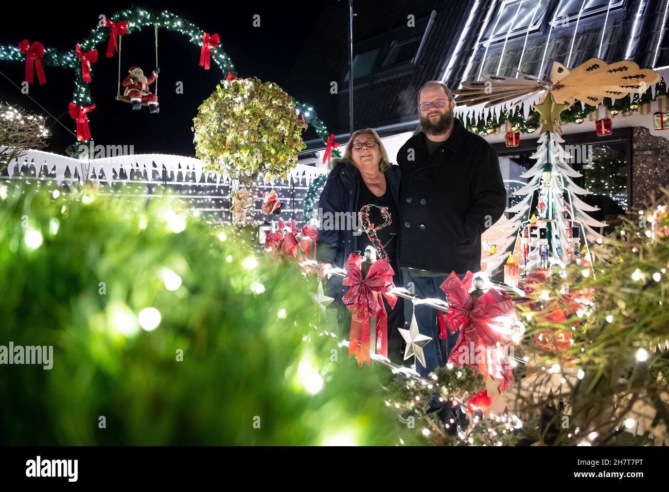 Delmenhorst, Germany. 23rd Nov, 2021. Martina and Sven Borchart stand ...
