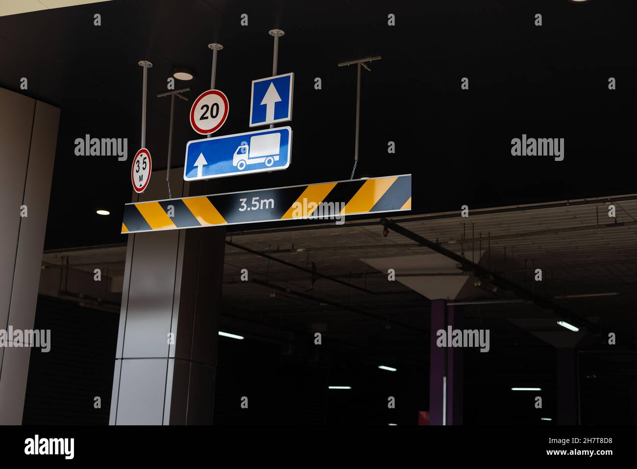 Garage ramp symbol symbol hi-res stock photography and images - Alamy