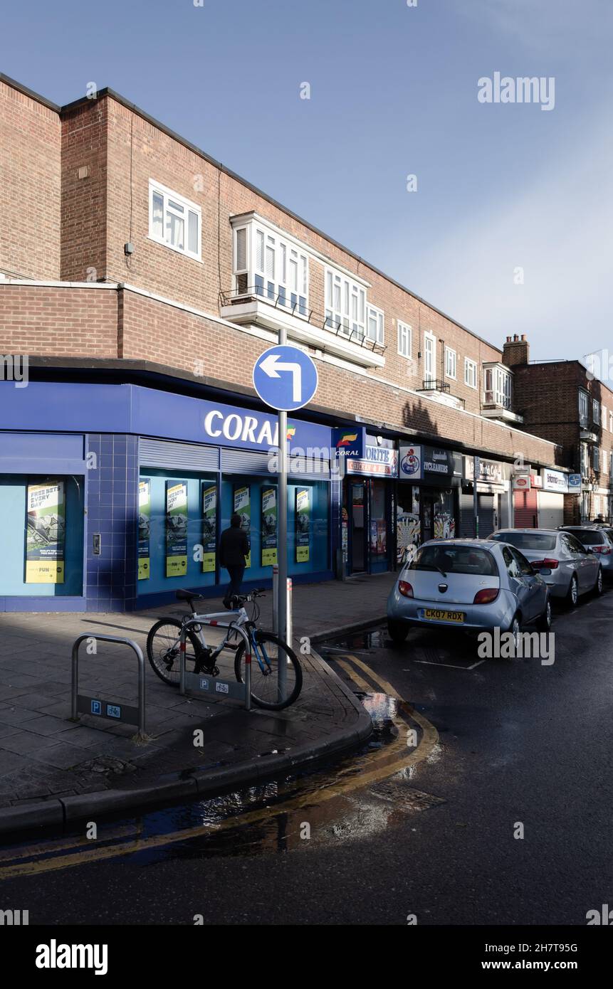 Pedestrian shopping parade hi-res stock photography and images - Alamy