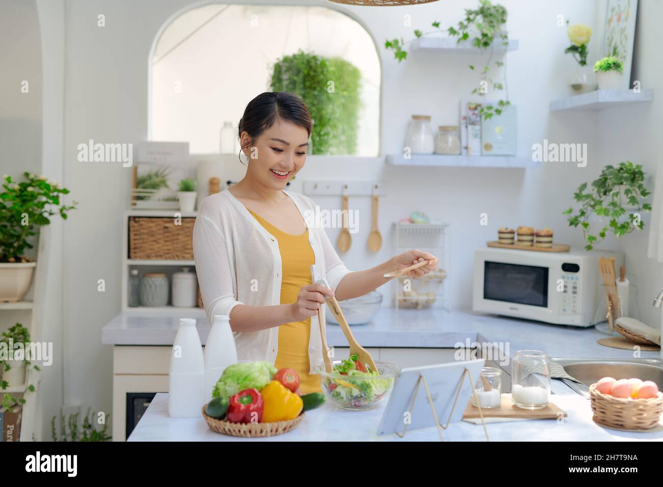 Vietnamese woman cooking kitchen hi-res stock photography and images ...