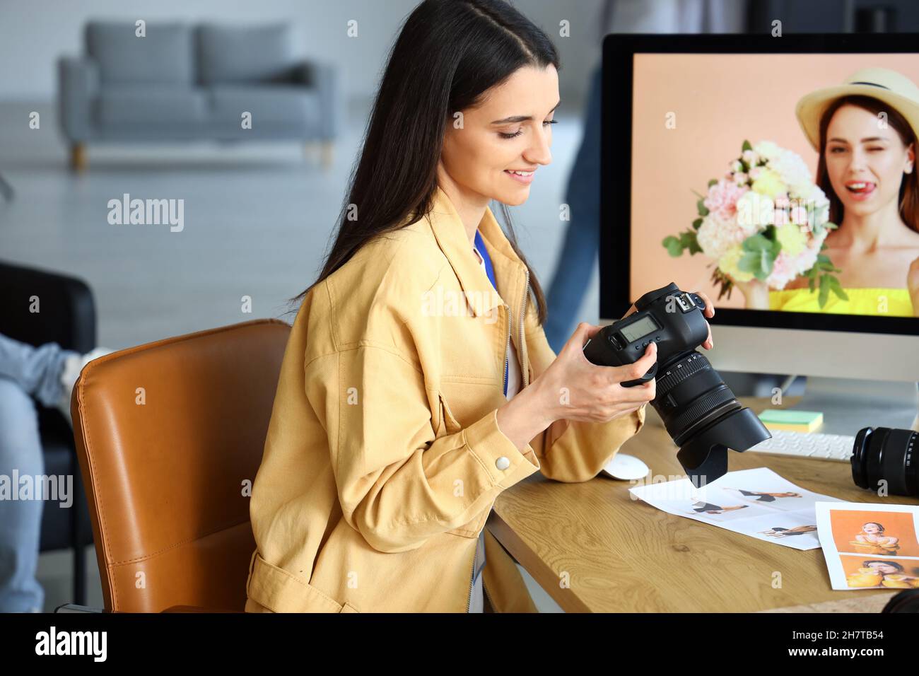 Female photographer during classes in studio Stock Photo - Alamy