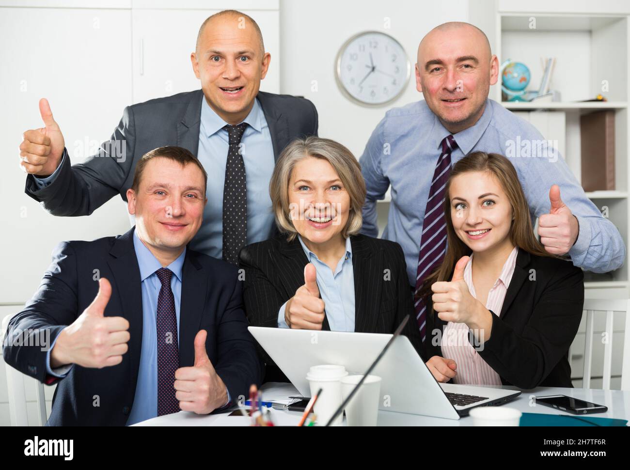 Business victory happy team hi-res stock photography and images - Alamy