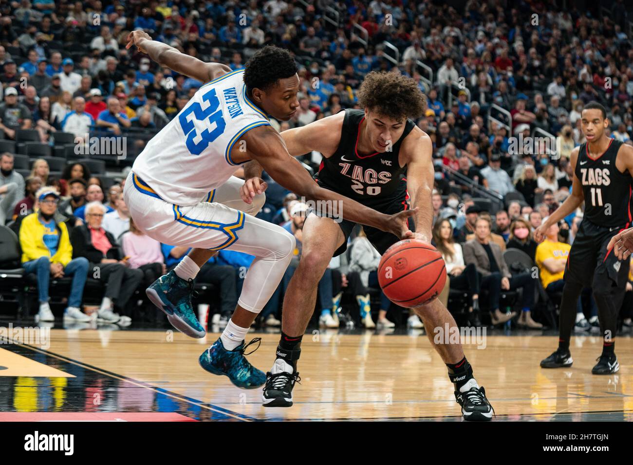 UCLA Bruins guard Peyton Watson (23) and Gonzaga Bulldogs forward Kaden ...