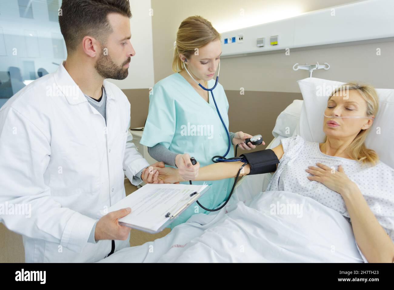 Nurse helping senior measuring hi-res stock photography and images - Alamy