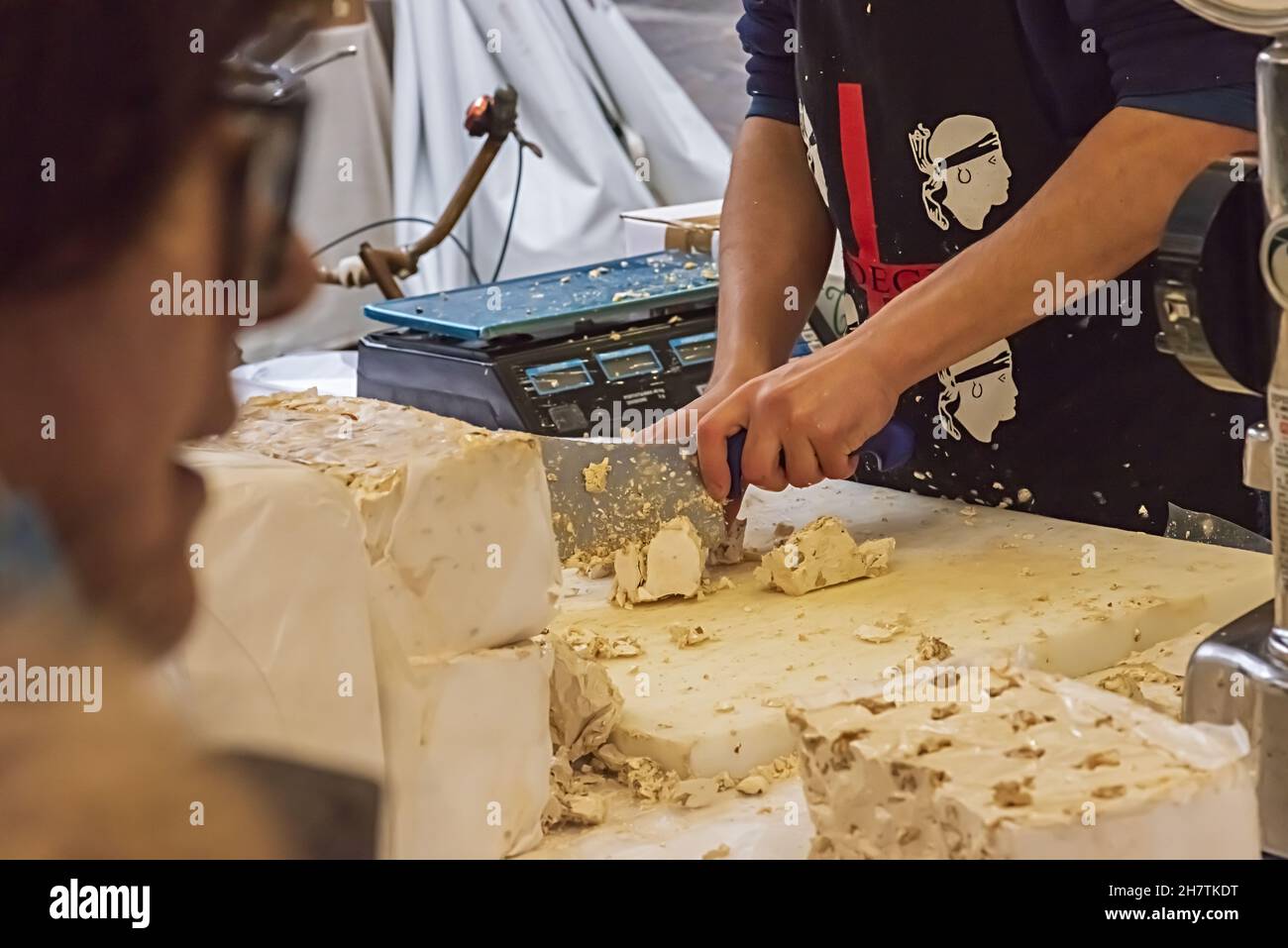 cremona festa del torrone blocchi di torrone sulla bancarella al taglio ...