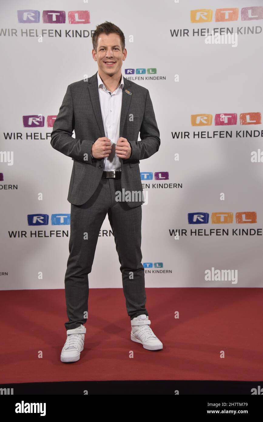 18 November 2021, North Rhine-Westphalia, Hürth: Presenter Daniel ...