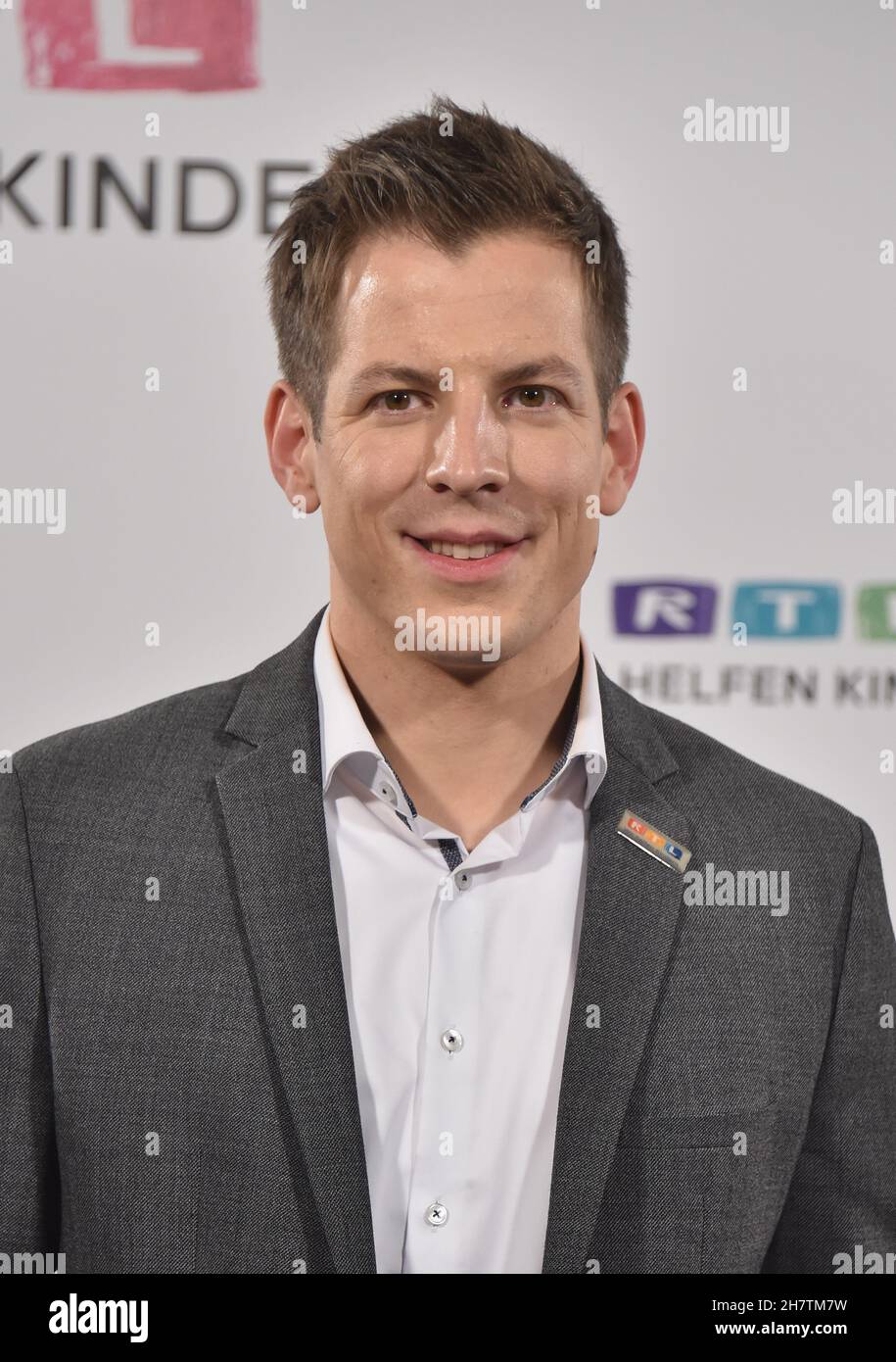 18 November 2021, North Rhine-Westphalia, Hürth: Presenter Daniel ...
