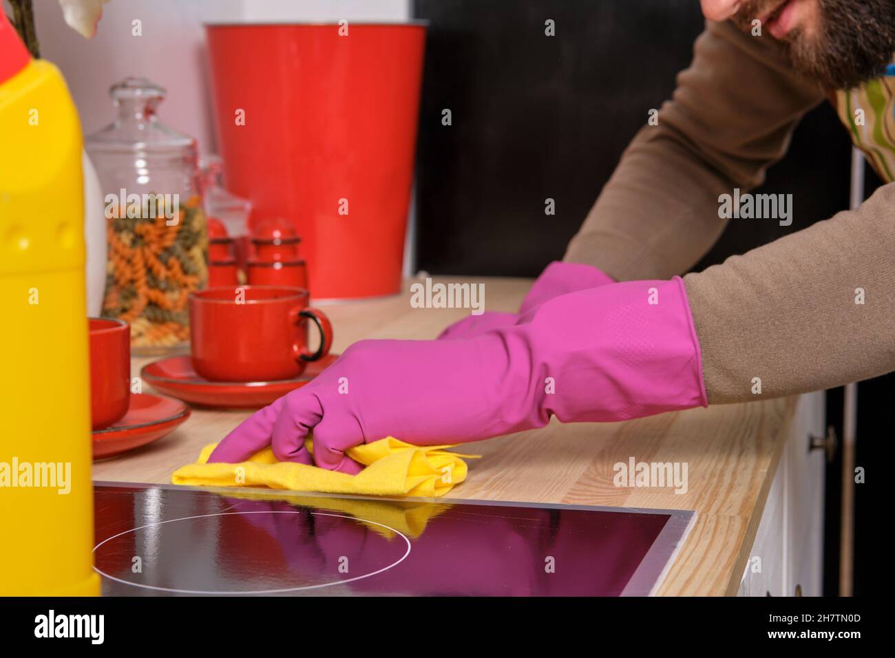 Home help wearing apron hi-res stock photography and images - Alamy