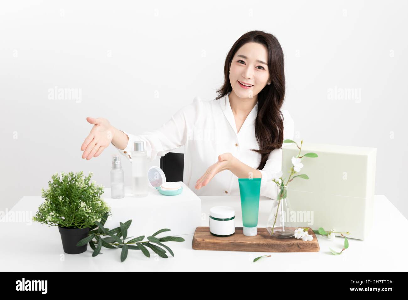 Asian korean woman shopping host hi-res stock photography and images ...