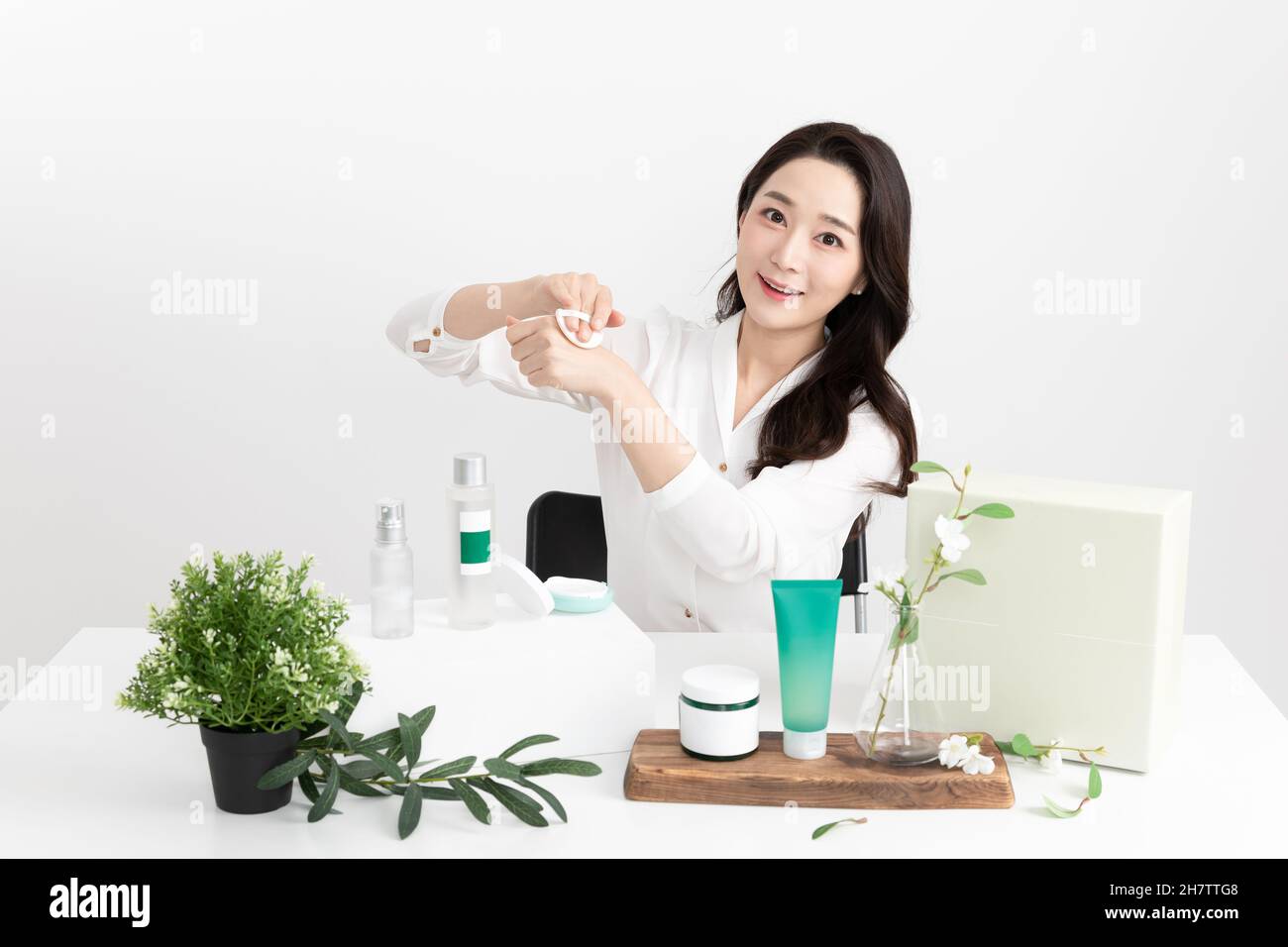 Asian korean woman shopping host hi-res stock photography and images ...
