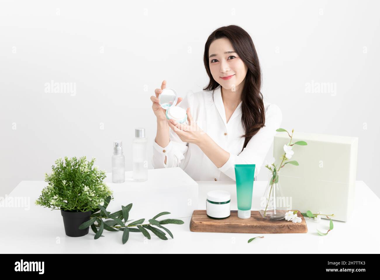 Asian korean woman shopping host hi-res stock photography and images ...
