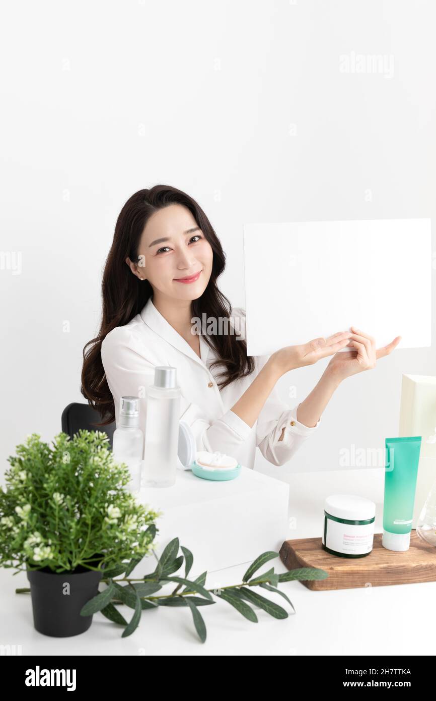 Asian korean woman shopping host hi-res stock photography and images ...